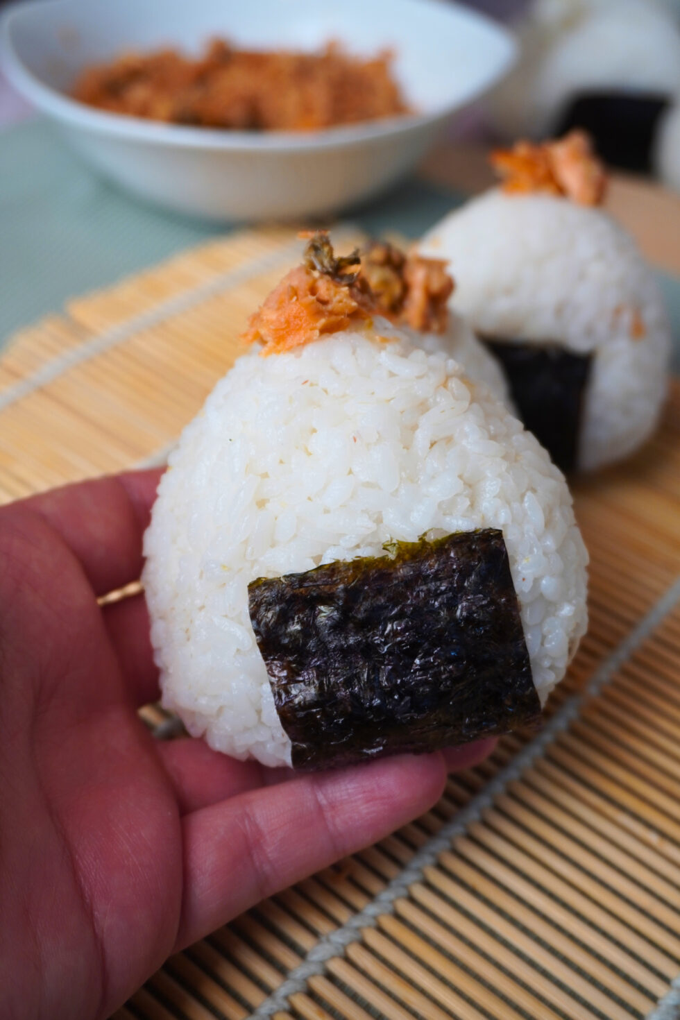 Onigiri mit Lachs Füllung - Rezept für japanische Reisbällchen